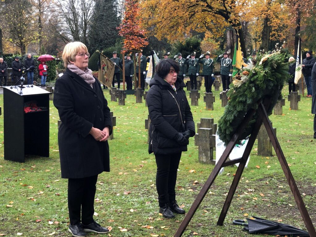 Volkstrauertag 2024: Gedenken an Kriegsopfer - CarlMakesMedia