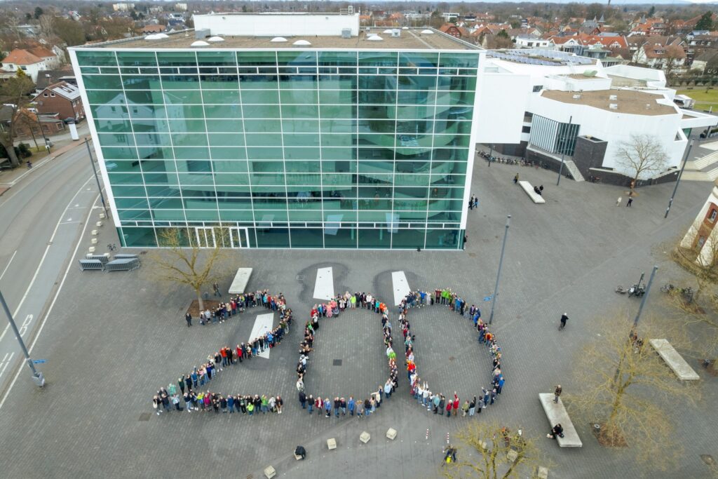 Jubiläumsfoto zeigt eine menschliche „200“ - CarlMakesMedia